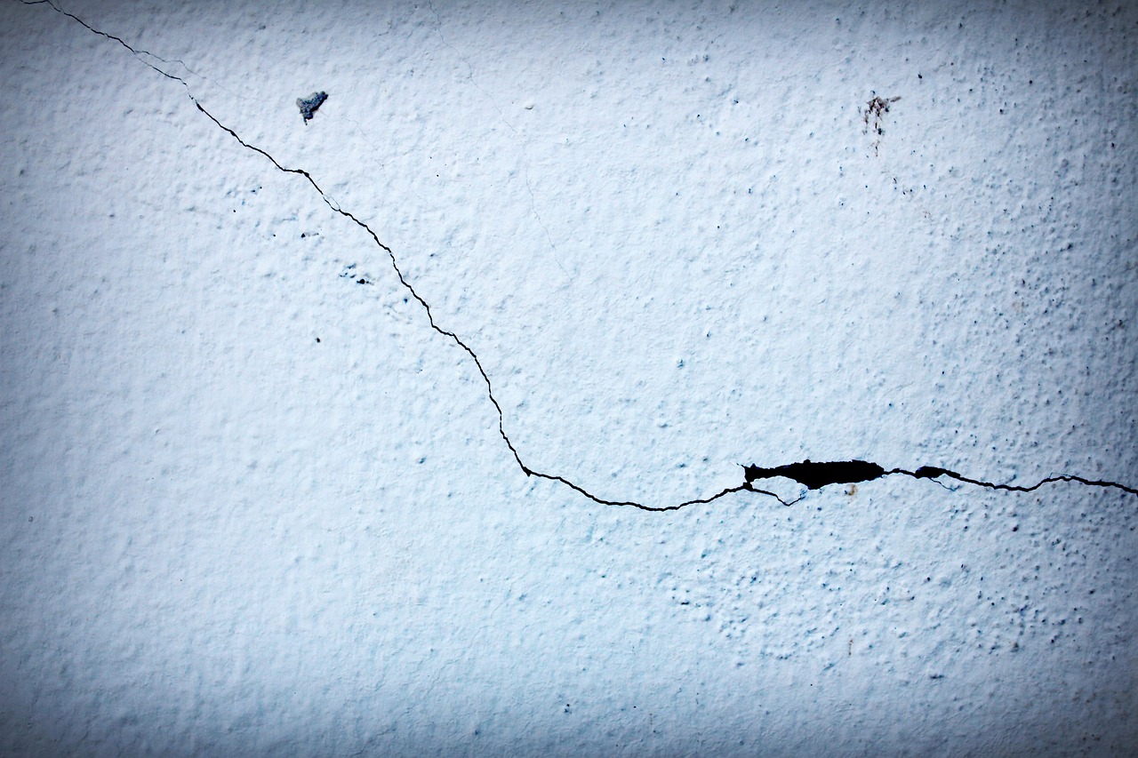 Guide étape par étape pour gérer les fissures de peinture sur vos murs